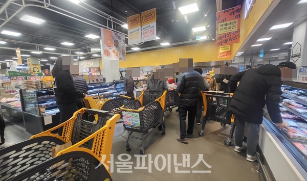 "바잉파워 키우자"···롯데 VS 신세계 '계열사 통합 시너지' 강화